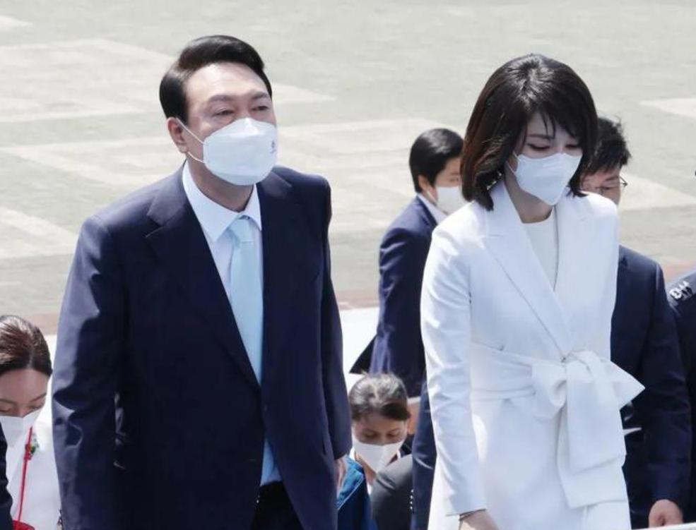 Who is the winner? Taking a photo with the first lady of South Korea ...