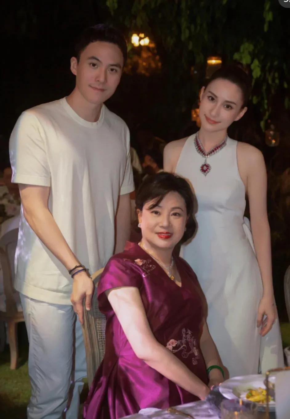 Chen Wanzhen's tears were low, she hurriedly wiped her eyes when Dou ...