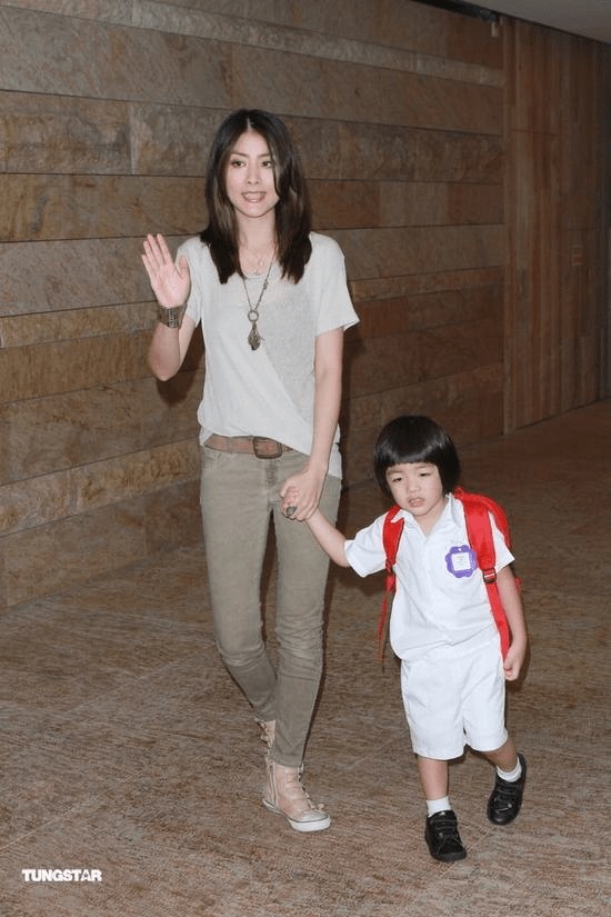 Chen Huilin was photographed picking up the baby, dressed in ...