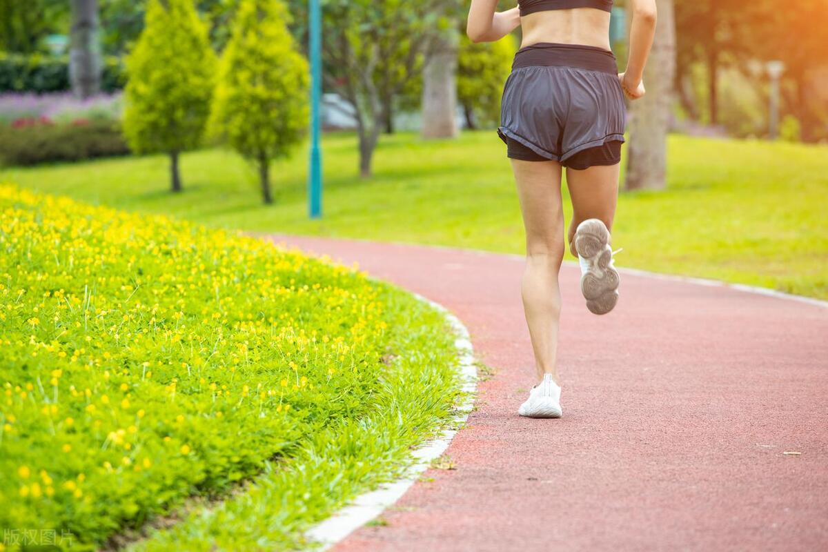 Damp heat accumulates in the liver and gallbladder, resulting in ...