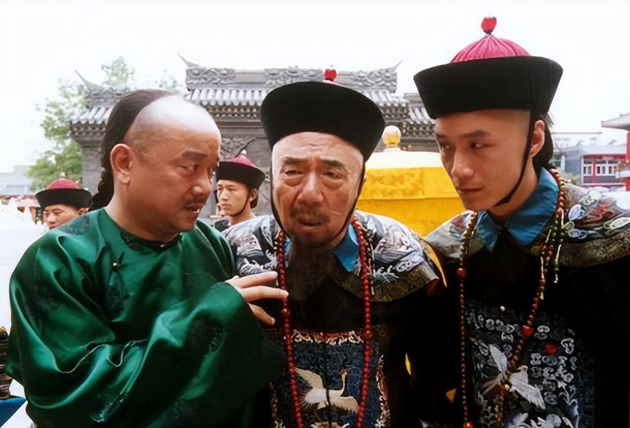 In history, who is He Shen's real opponent in court? Why? - iNEWS