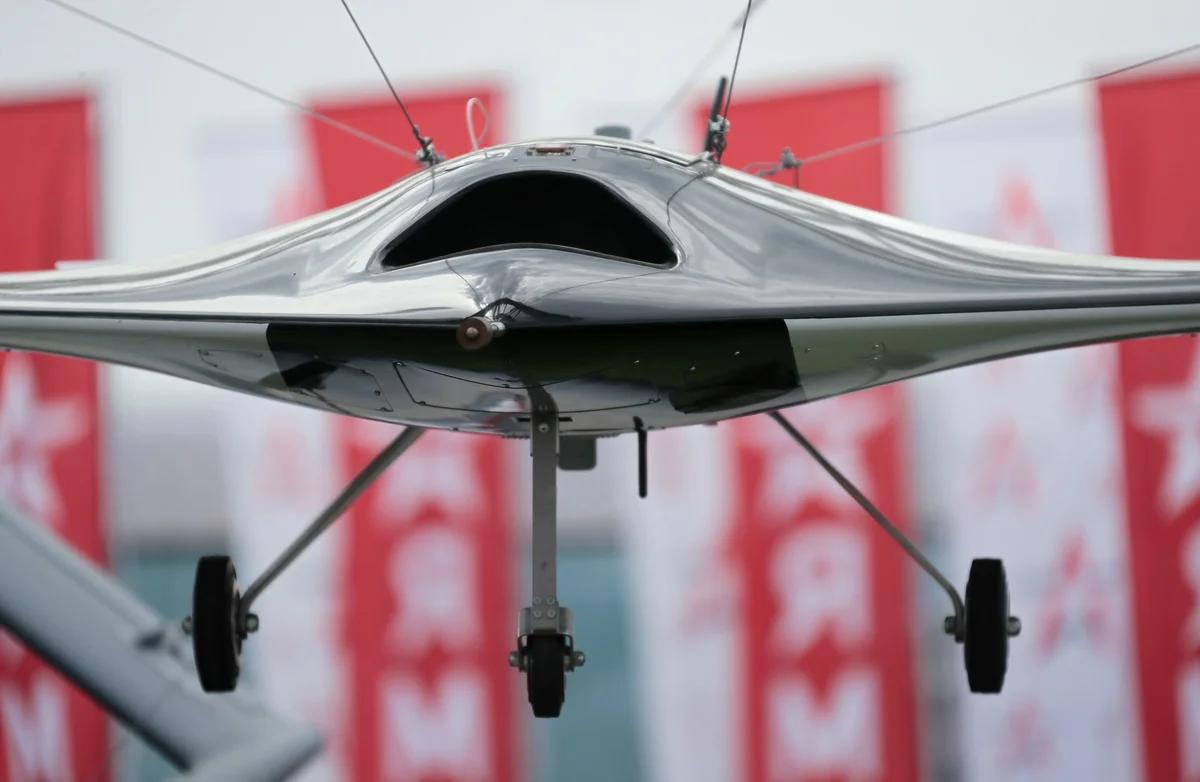 The Russian "Hunter" drone, defined as a loyal wingman, appeared on the ...