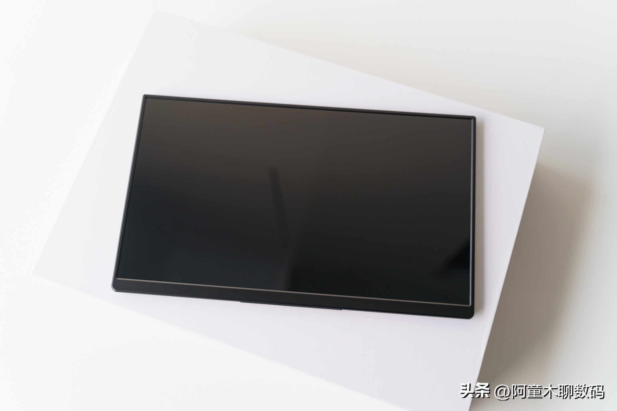 A good screen that is thin, light and practical - six-dimensional shark ...