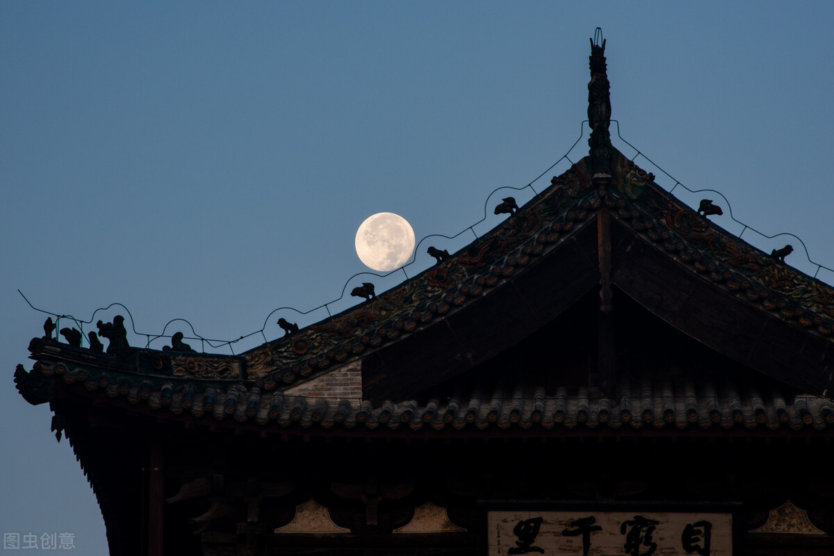 The bleak autumn wind blows the Wu Gorge in Wushan, and the fallen ...