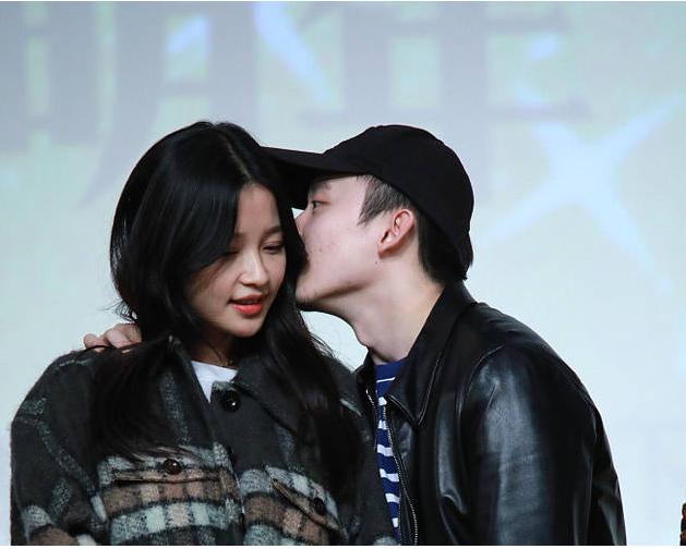 Sun Yi and Dong Zijian are in the same frame! Wearing a couple's outfit ...