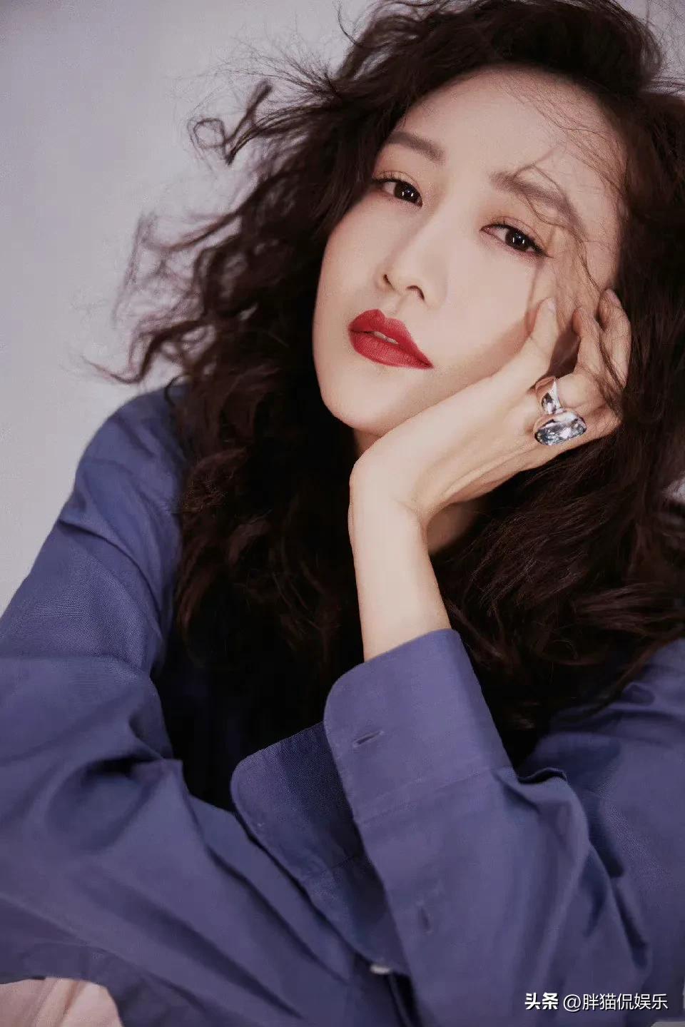 Wang Ou in a dark shirt with fluffy curly hair inadvertently reveals ...