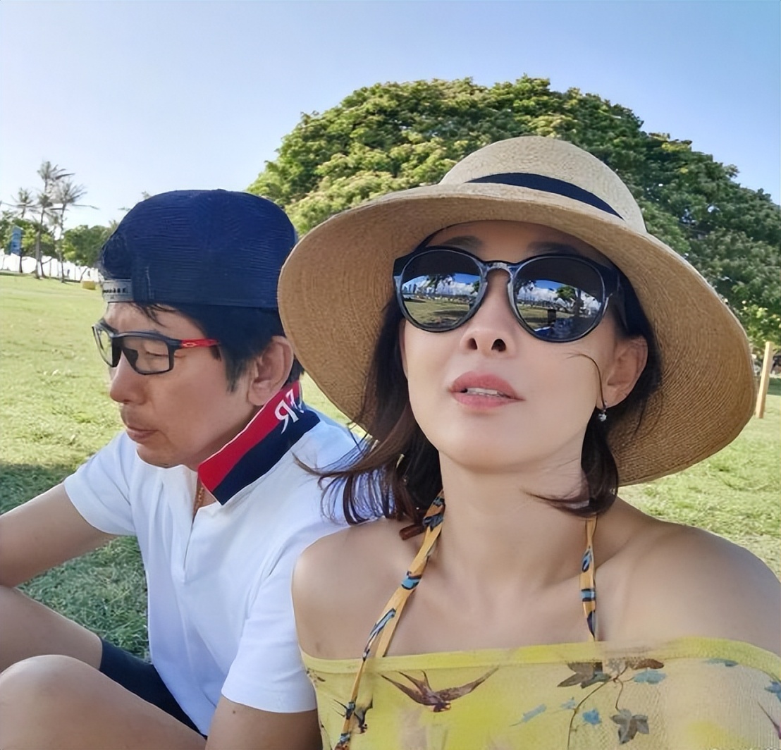Niu Li and her husband have a picnic in the park. At the age of 49, she ...