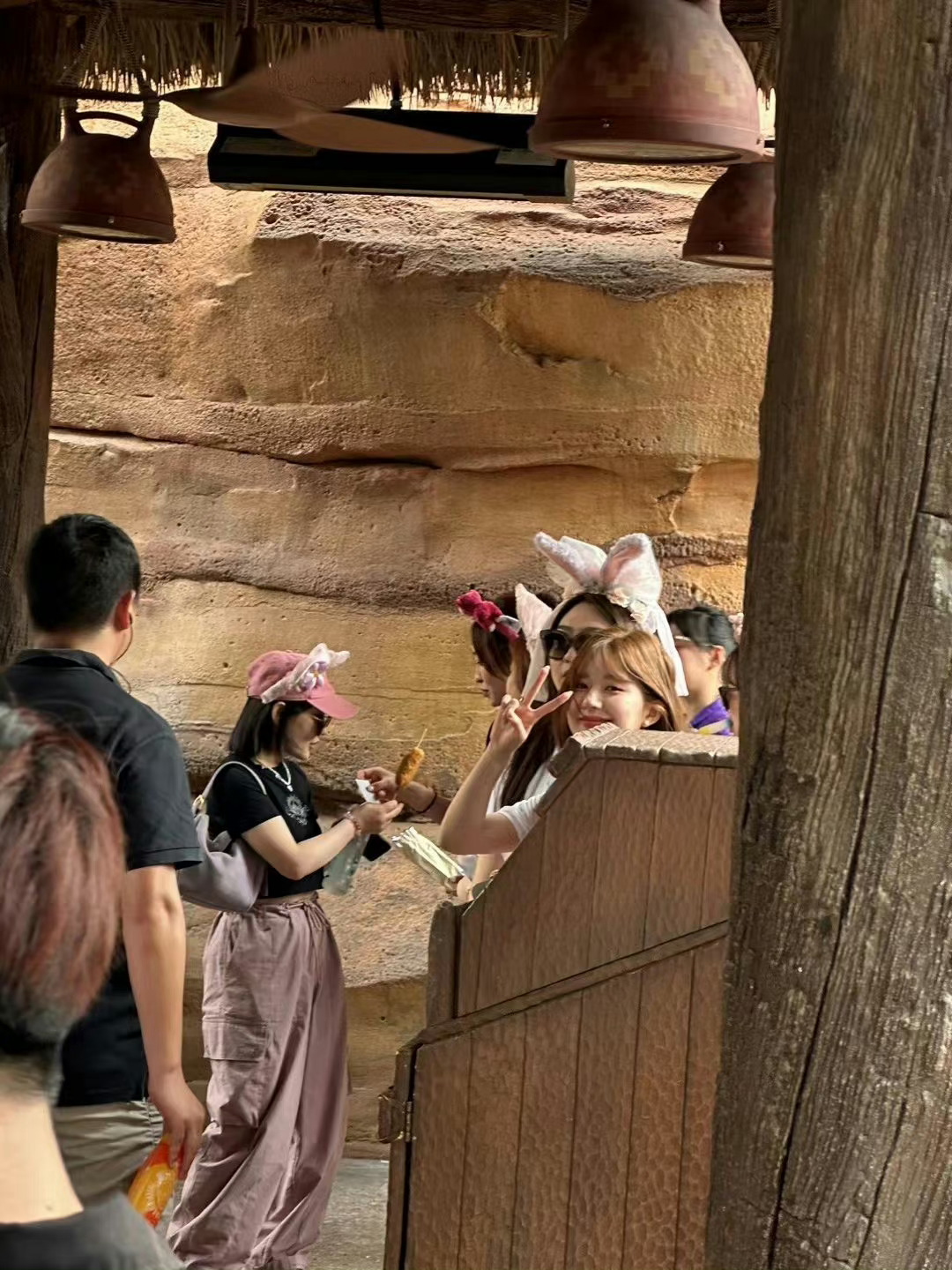 Zhao Lusi's smile is so seductive, wearing a pink plaid skirt and ...