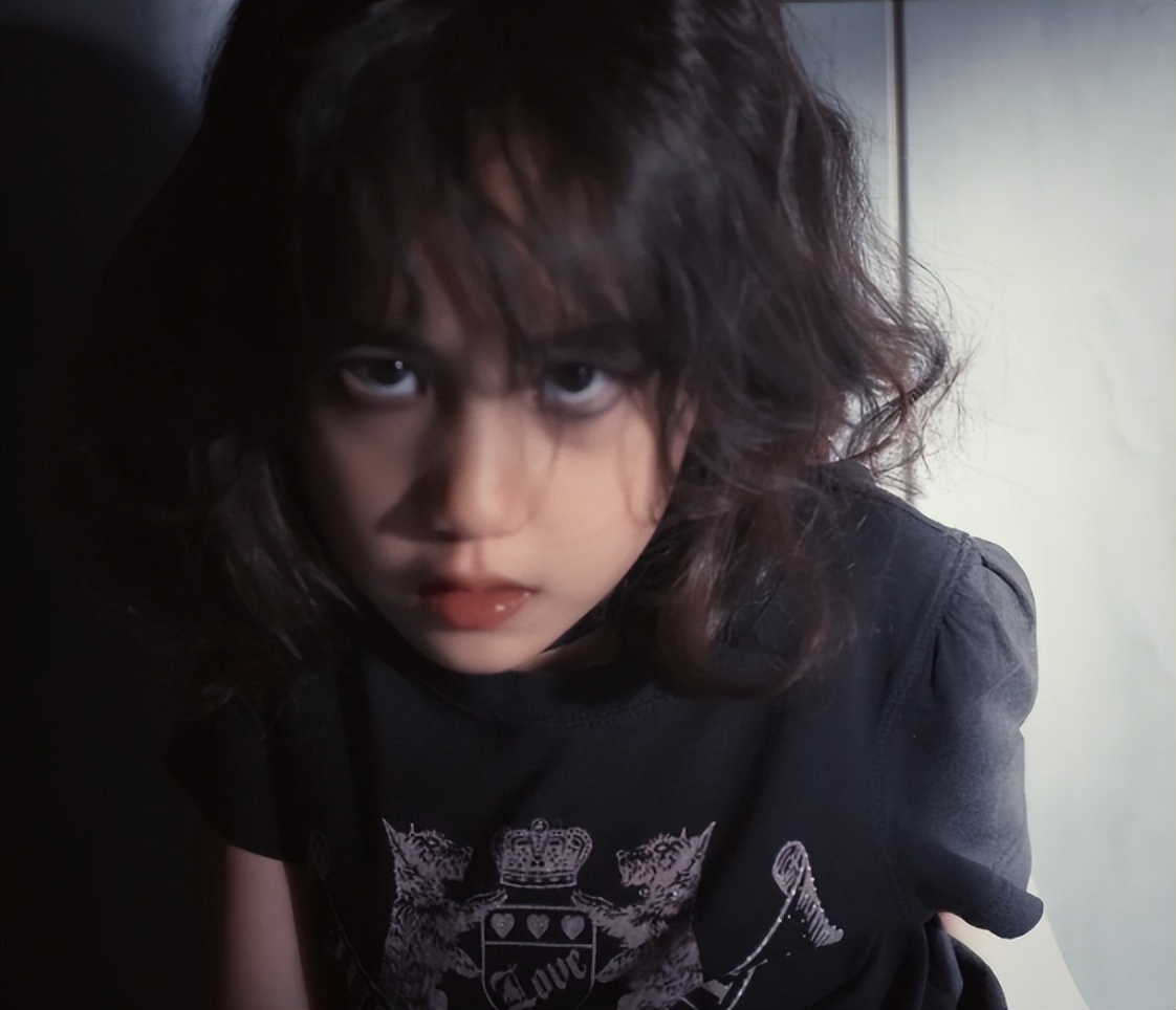 Huang Lei's 9-year-old daughter wears smoky makeup, red lips and ...