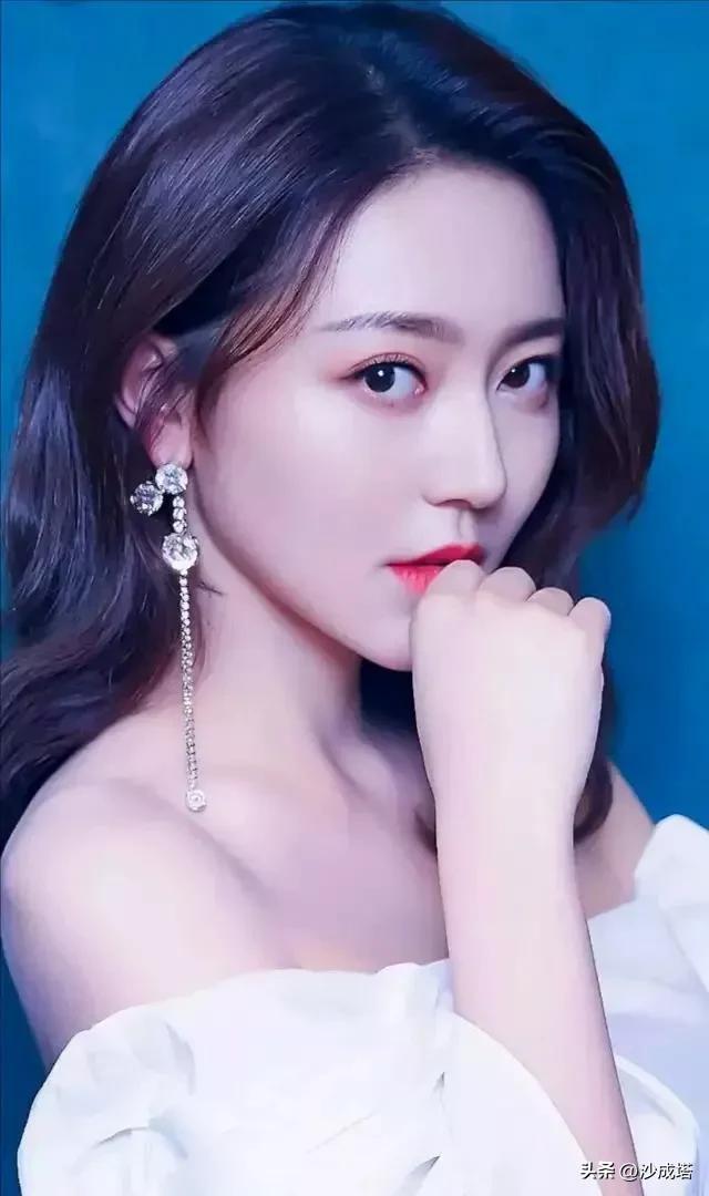 Sexy and charming Huang Mengying - iNEWS