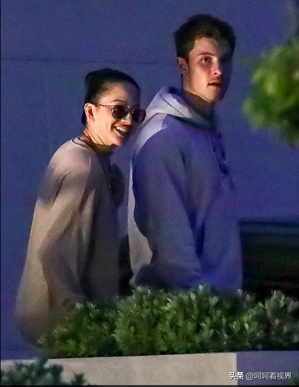 24-year-old Shawn Mendes was photographed having a late-night tryst ...