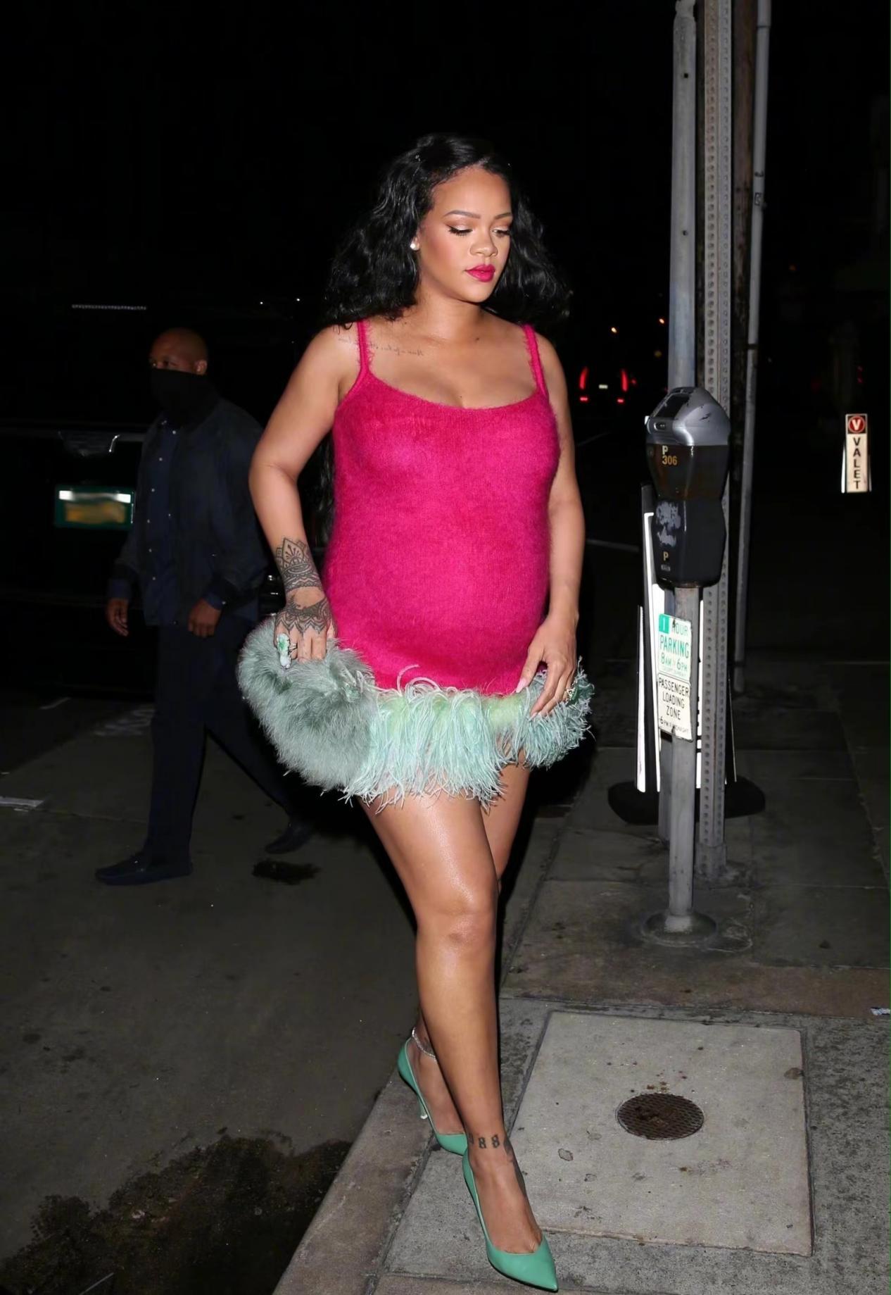 Rihanna rarely shows a girl's charming appearance!Adored by the ...