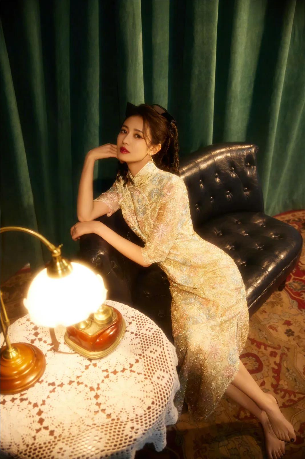 Under the dim light, Chen Yuqi wore a slim cheongsam, her fortitude and ...