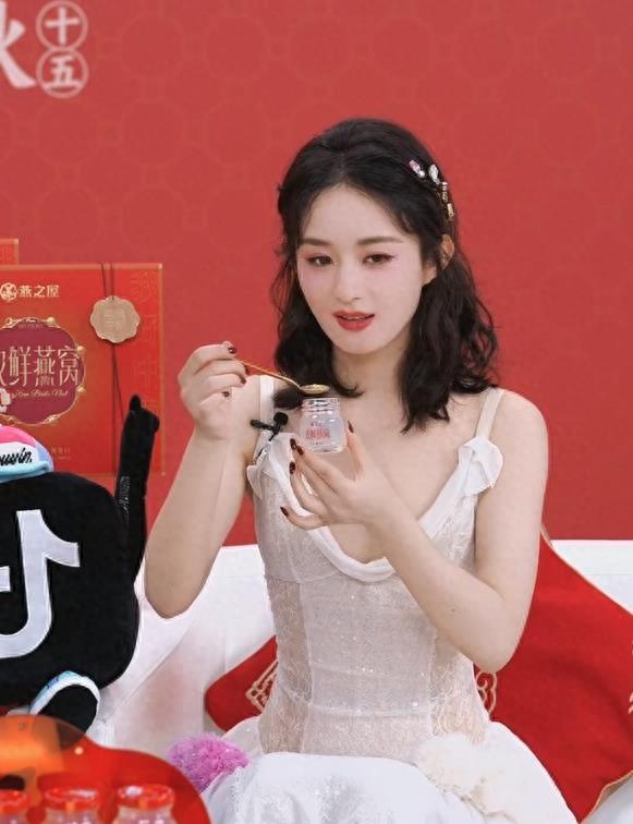 37-year-old Yang Mi's live broadcast caused controversy. She showed a ...