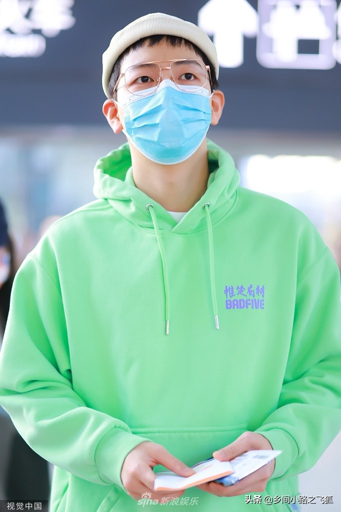 Hu Xia's line cap presses down the hairy bangs and is cleverly wears a ...