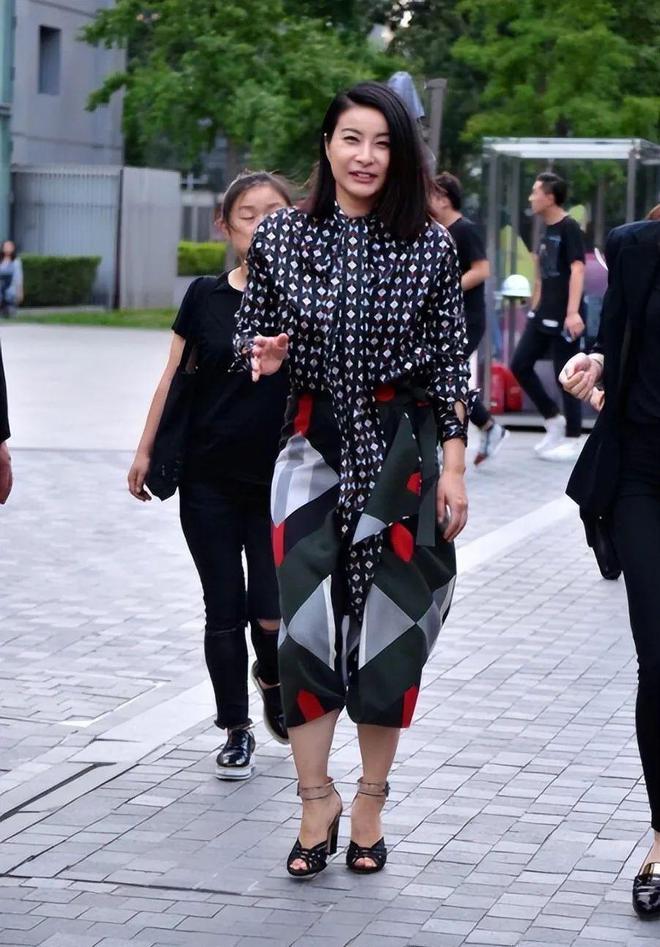 Guo Jingjing took 3 children to visit the Forbidden City and climb the ...