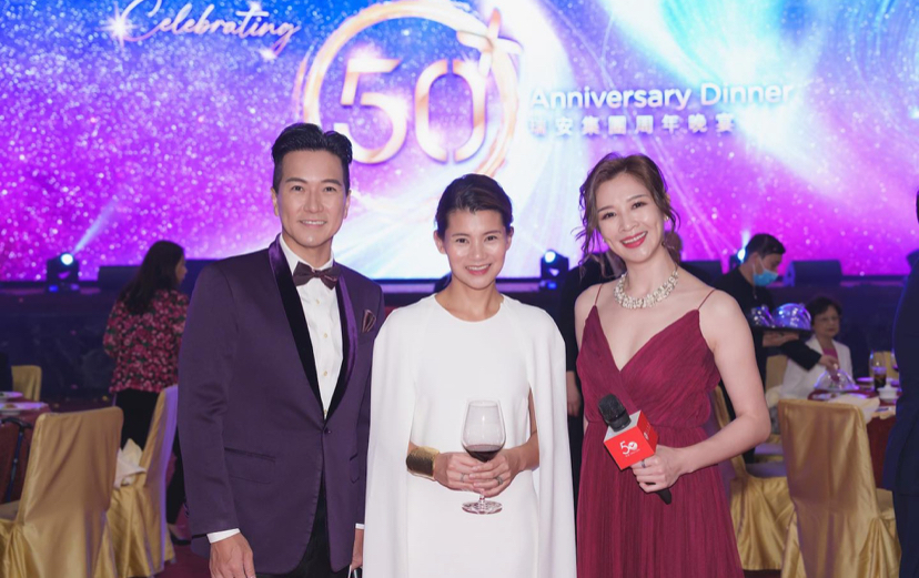 64-year-old Zhu Lingling accompanied her husband to the party, wearing ...