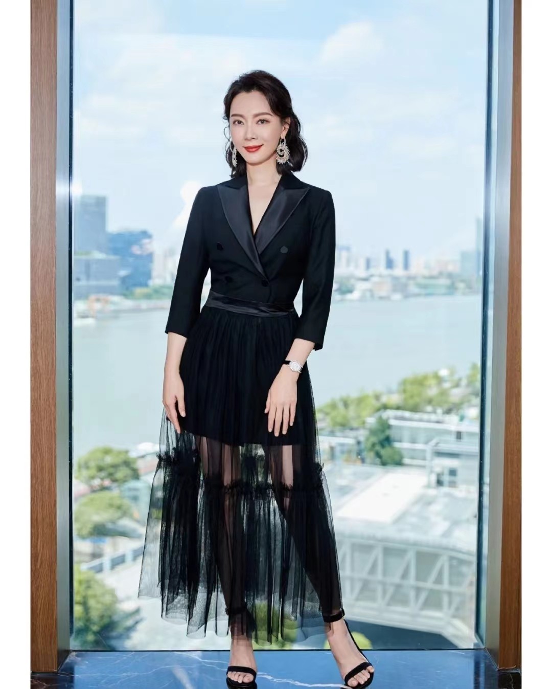 Chen Shu, using clothes to interpret life, elegant and delicate - iNEWS