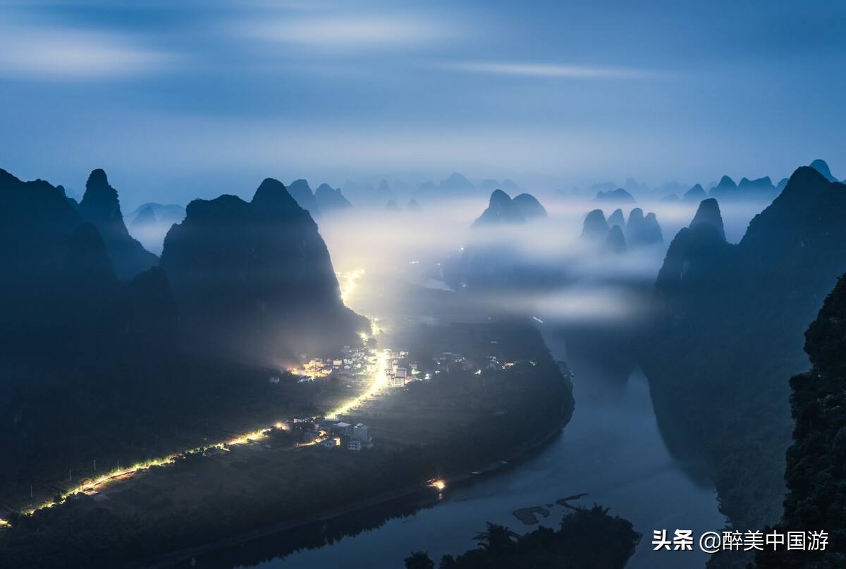 Misty and raining Lijiang River, Qingfeng reflection, detailed ...
