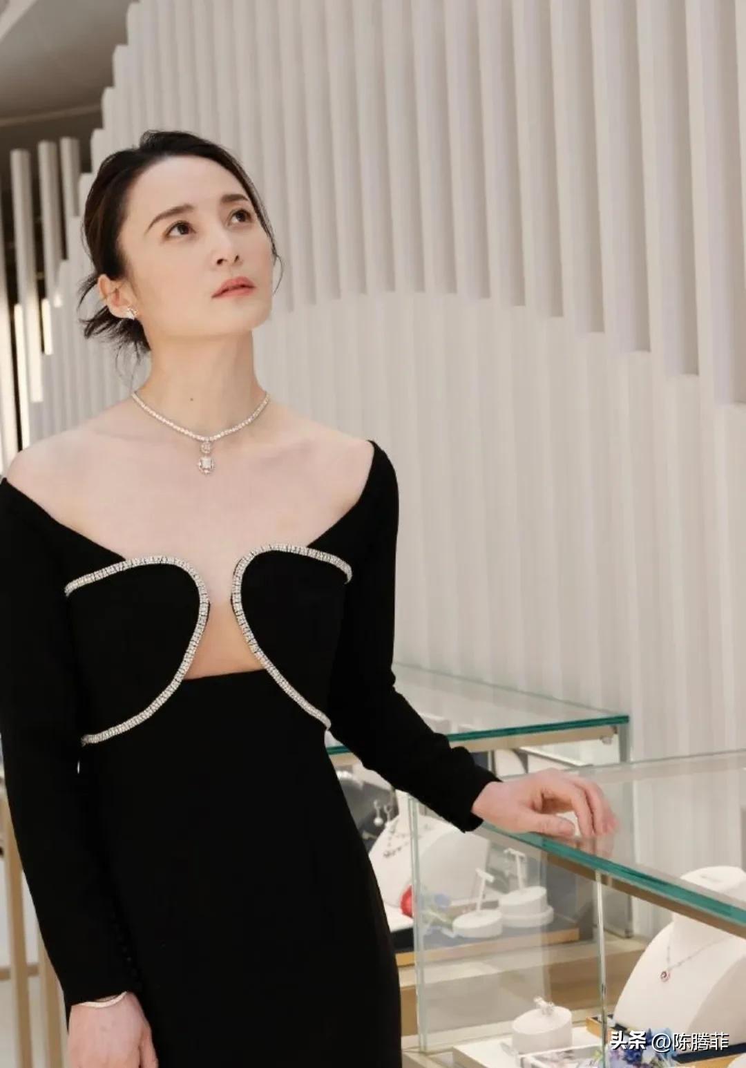 Jiang Qinqin is as gentle as water, with a compelling aura, a peerless ...