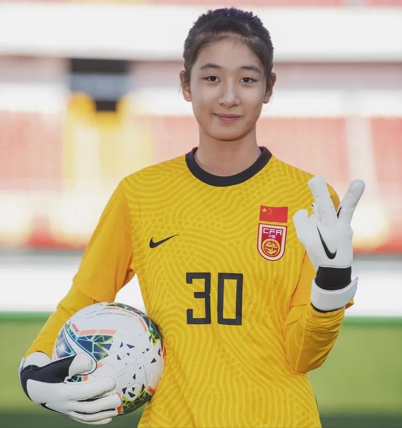 The 16-year-old beautiful girl became famous in battle, and Zhao Lina's ...