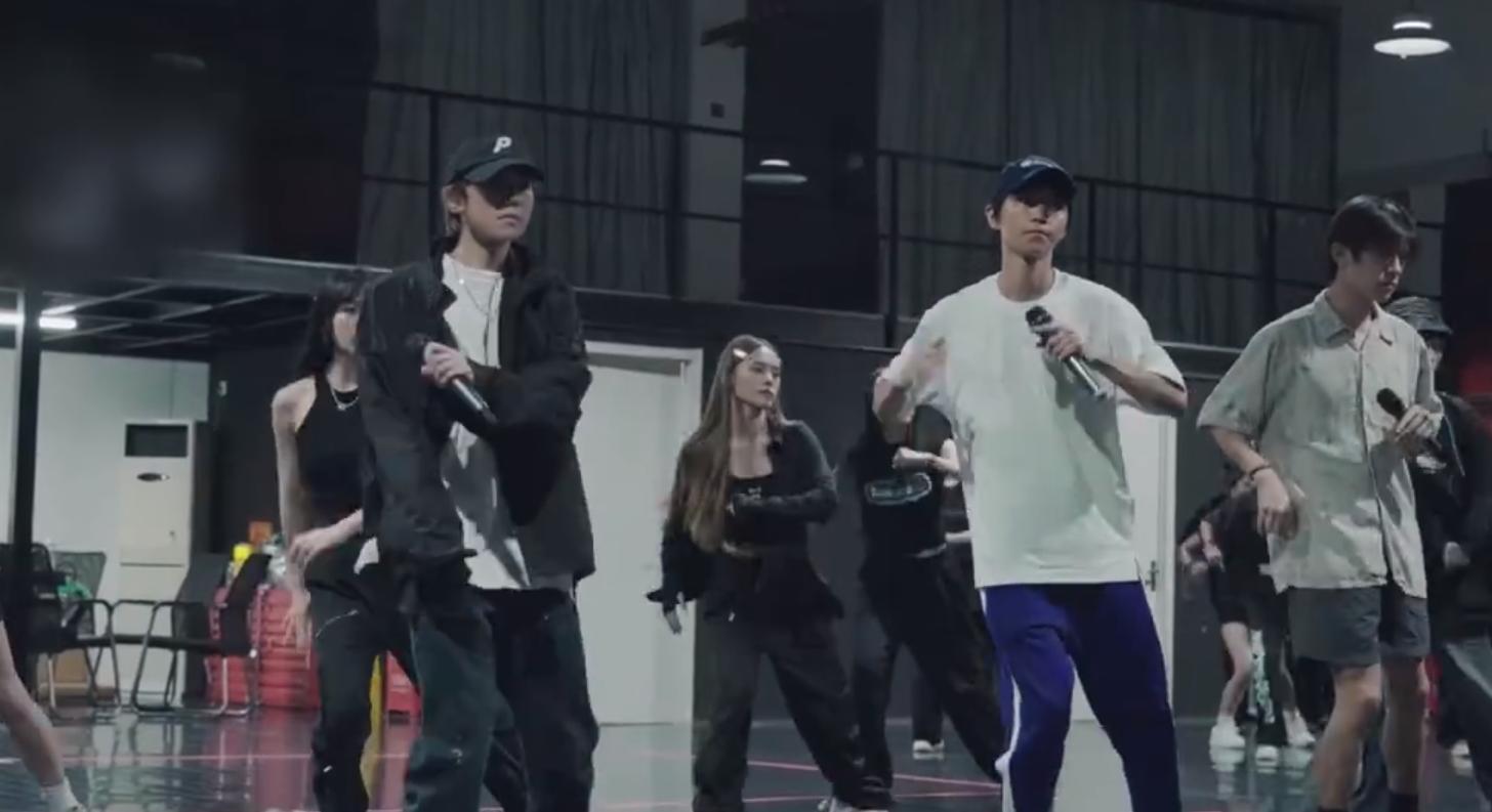 Times Fengjun posted a family portrait, Wang Junkai sat firmly in the C ...