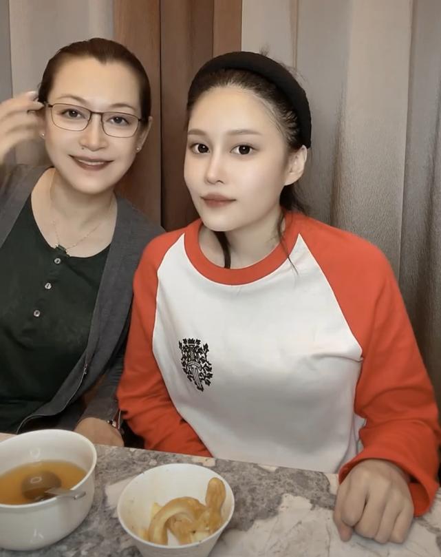 Ma Lijuan and her daughter Qiuqiu live in the same frame, and their ...