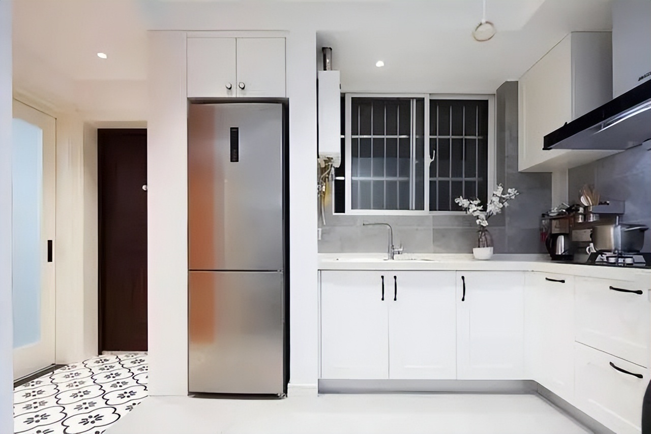 The 81-square-meter small apartment is decorated in a simple style, and ...