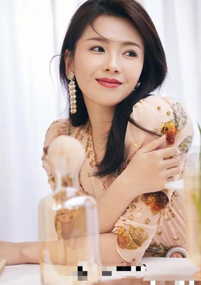 Golden elegant queen dress - Liu Tao - iNEWS