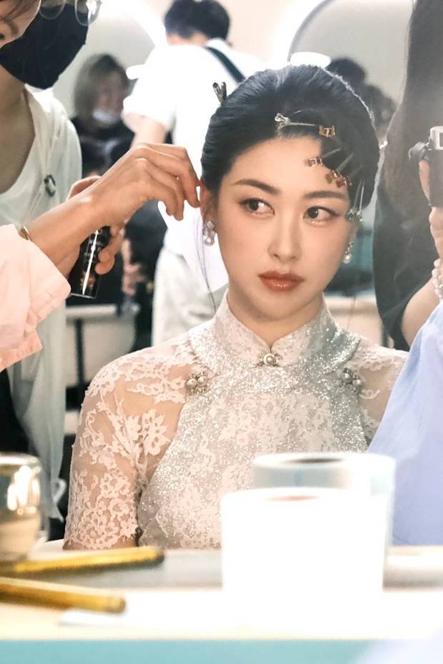 Zhu Zhu wears a plain cheongsam with a graceful figure and bright eyes ...