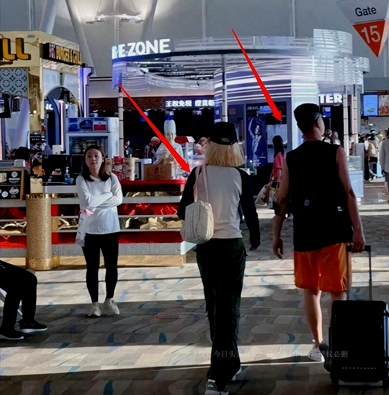 The young boy was accidentally encountered by a netizen. His hair was ...