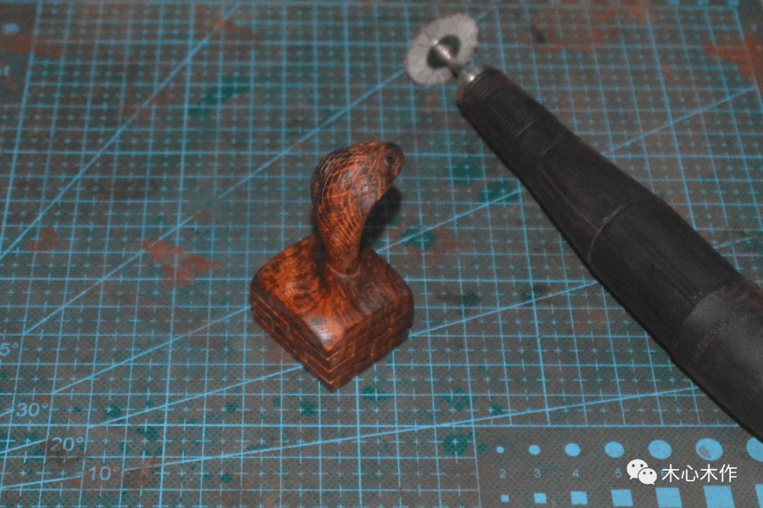 Wood carving snake - iNEWS