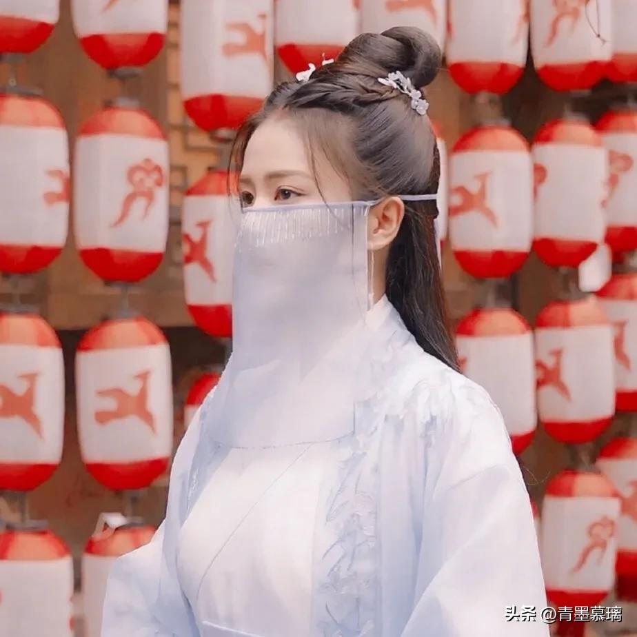 Group portraits of women in ancient costumes with veils, can you ...