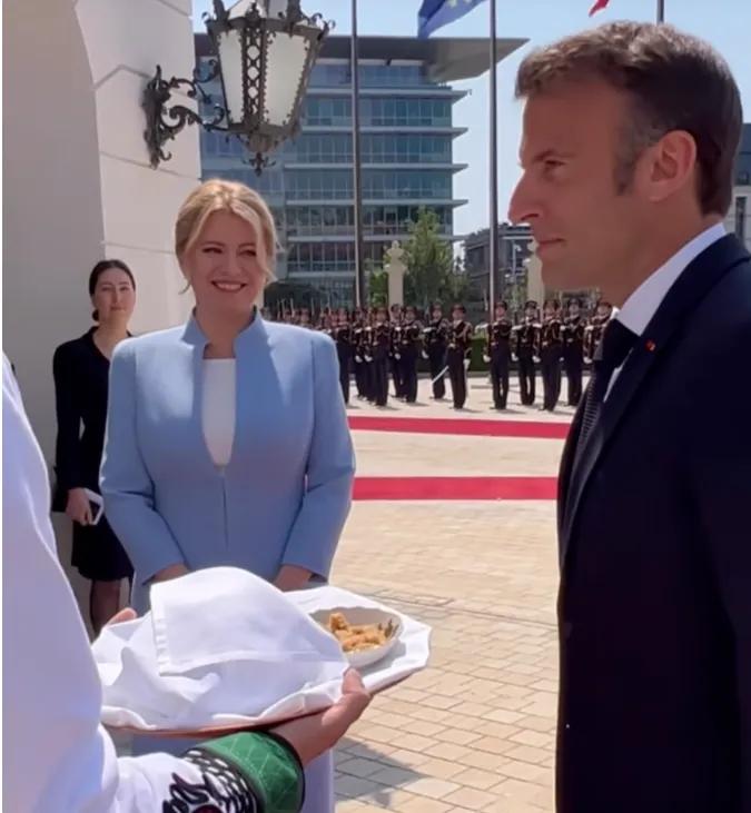 Macron and the beautiful president of Slovakia met, and the golden boy ...