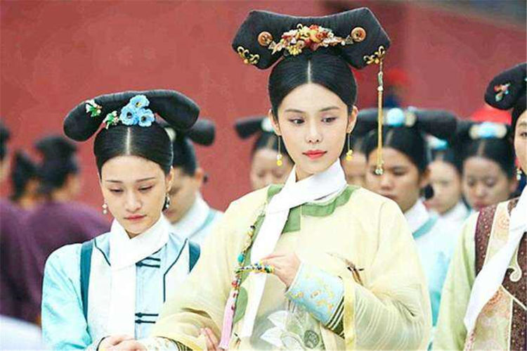 Why did the concubine of the Qing Dynasty ask the maid to hold her arm ...