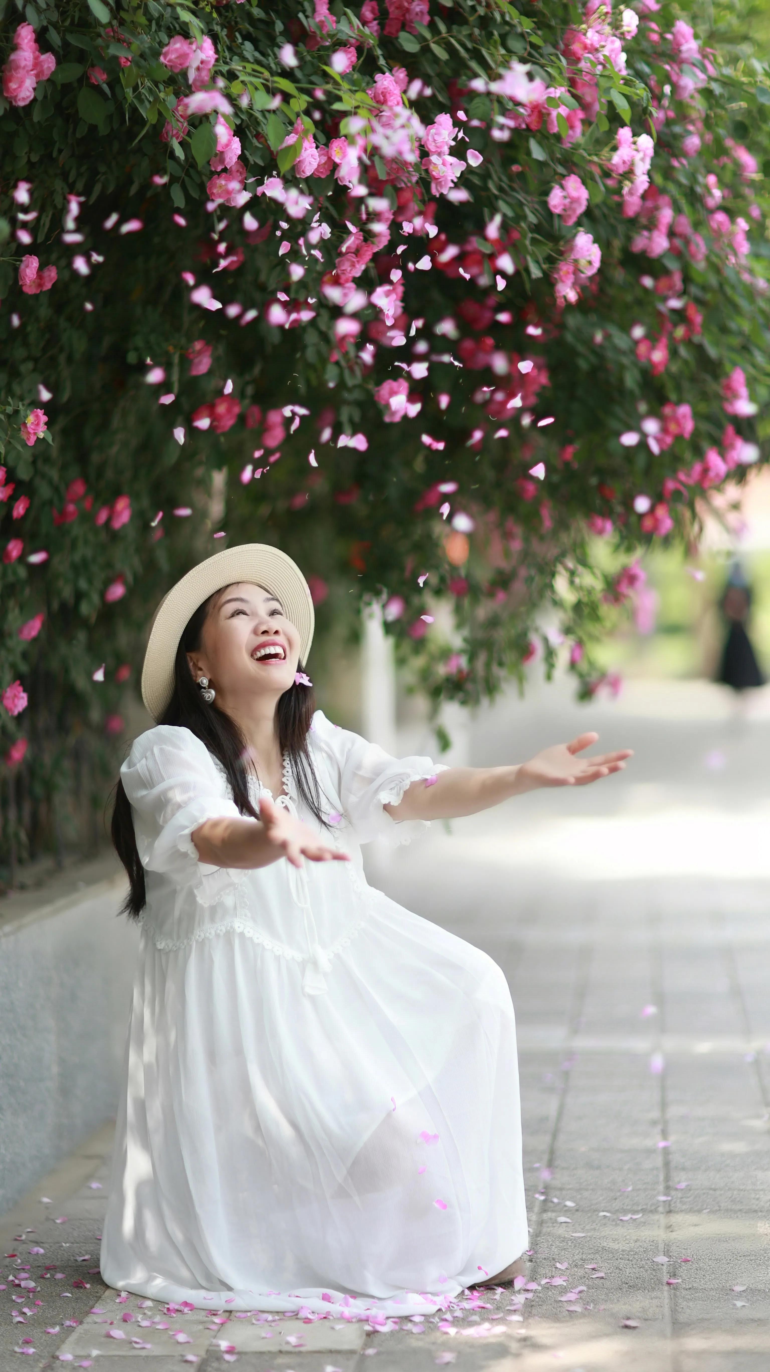 How to pose beautifully when photographing roses - iNEWS