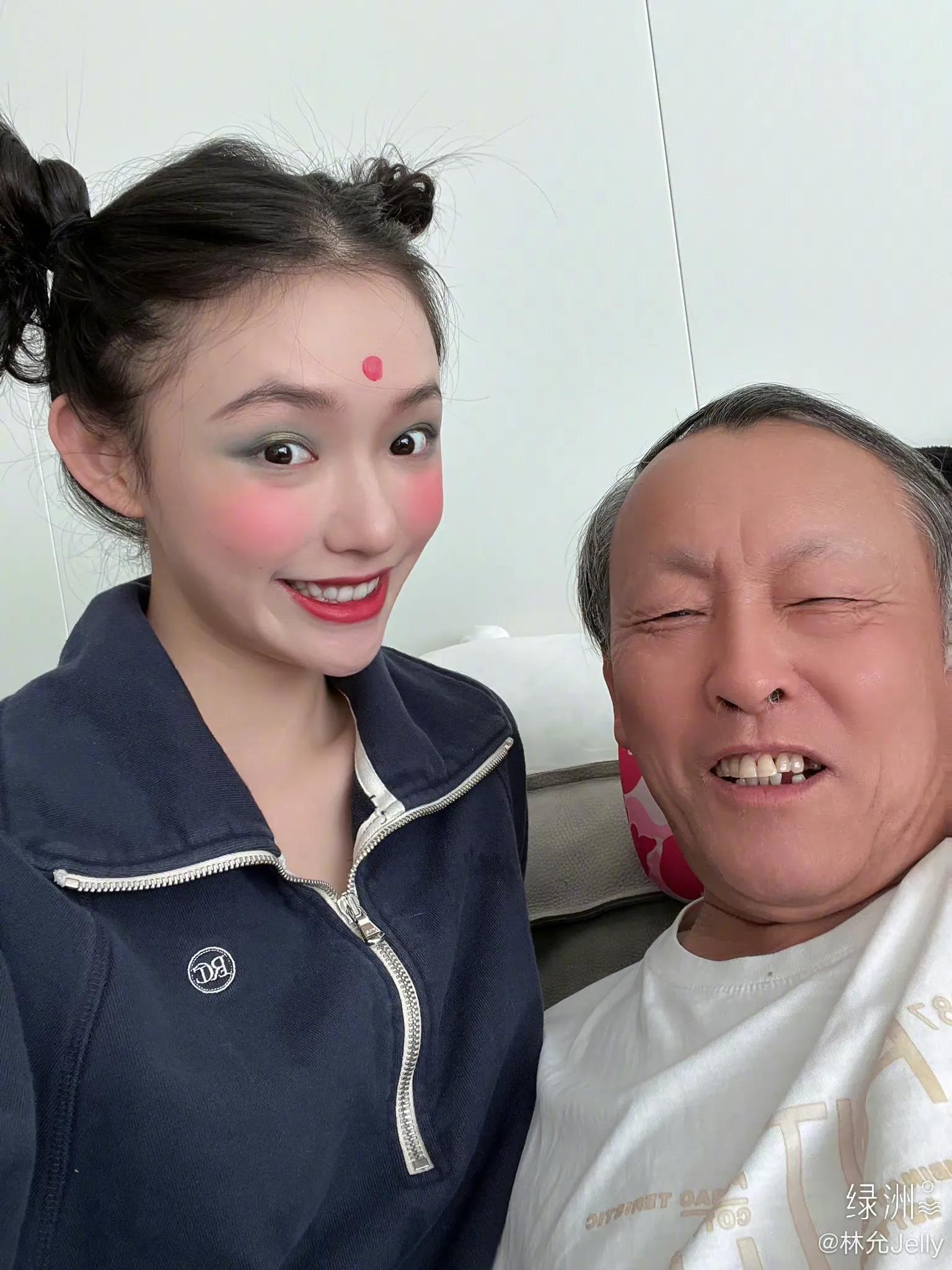 Lin Yun's art show makeup photo with her parents, it's so cute - iNEWS