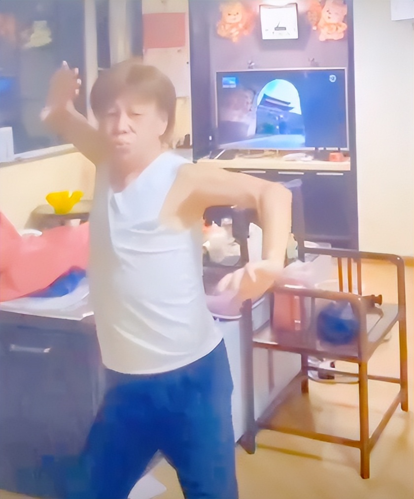 74-year-old Liang Xiaolong practices boxing in the living room!Wearing ...