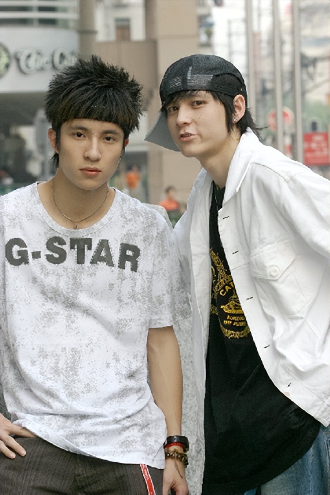 A photo of Xue Zhiqian who just debuted and his friend Junjun who is ...