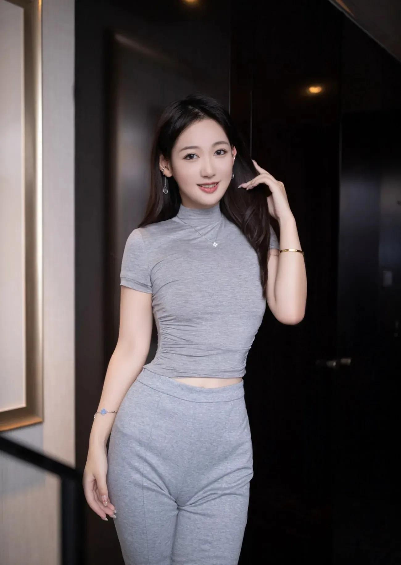 Tang Anqi gray slim top with trousers - iNEWS