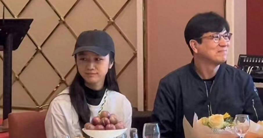 The original Tang Wei's daughter's face is exposed, her small eyes and ...