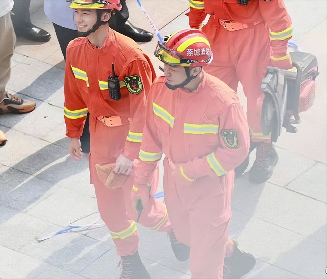 Yang Yang's new play style has been exposed, wearing an orange ...