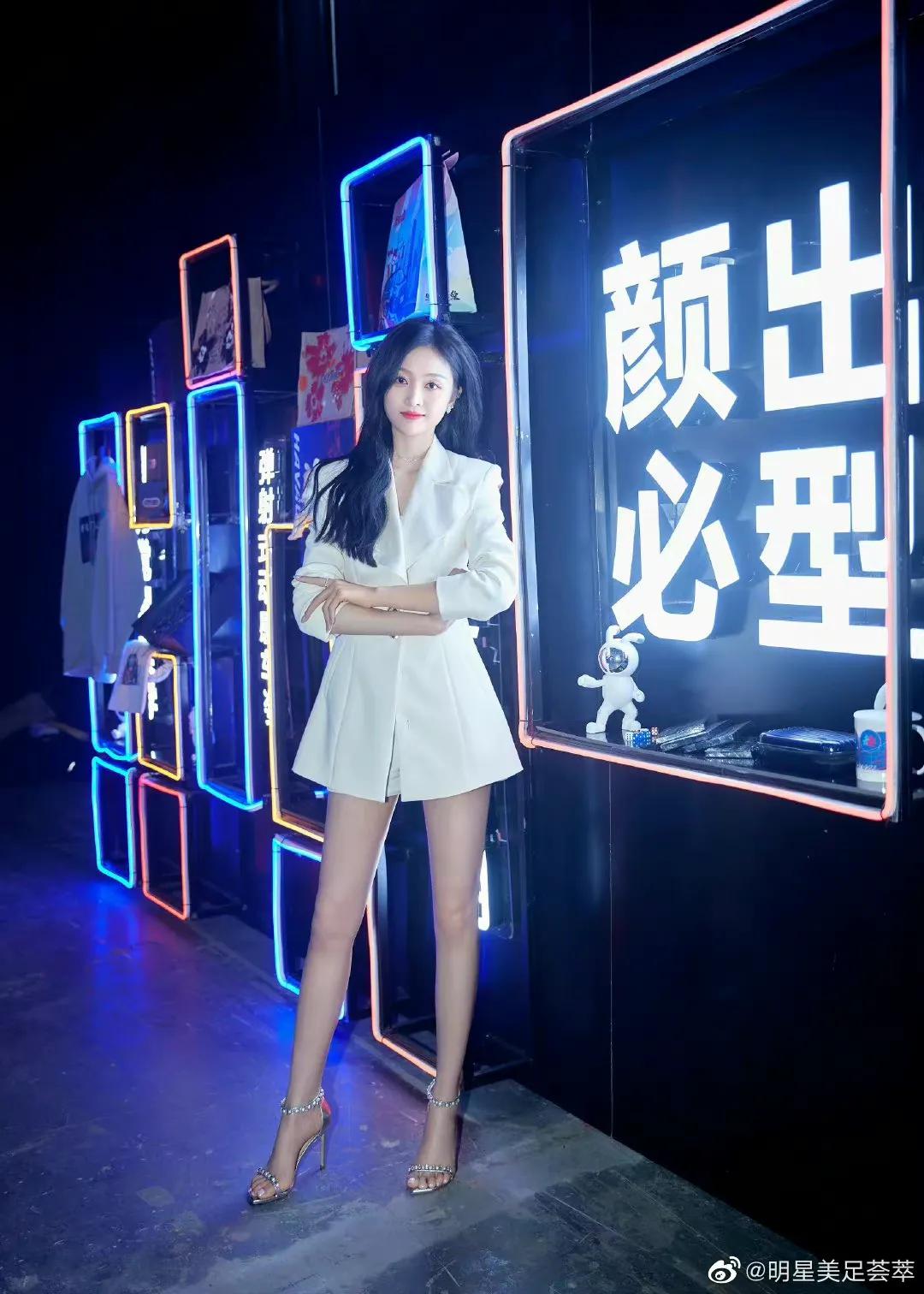long legs star - iNEWS