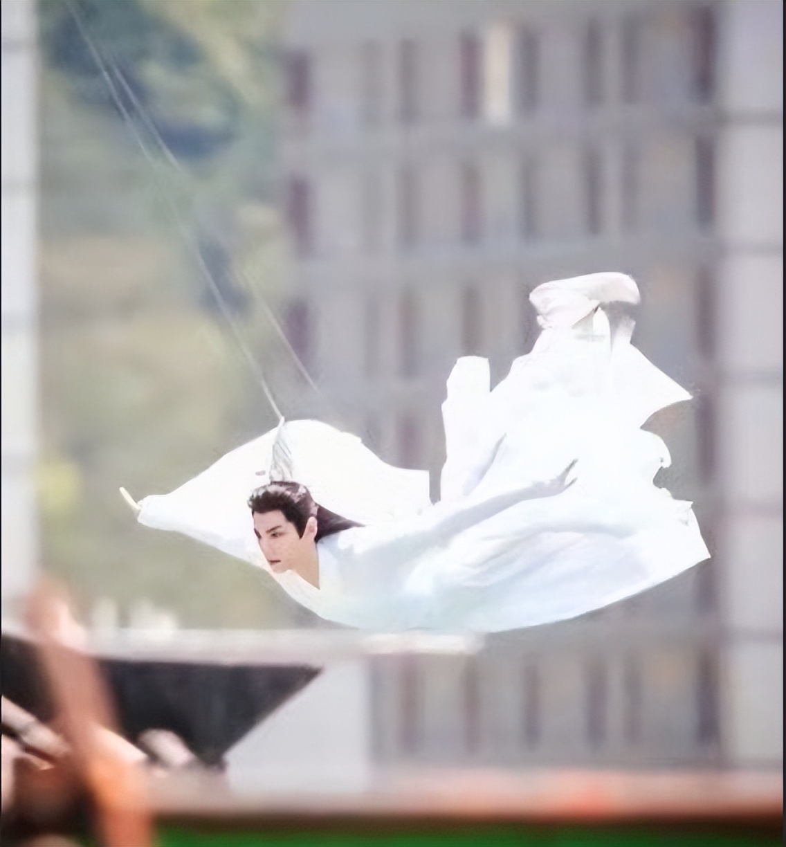 Luo Yunxi's "chopstick legs" are just right - iNEWS