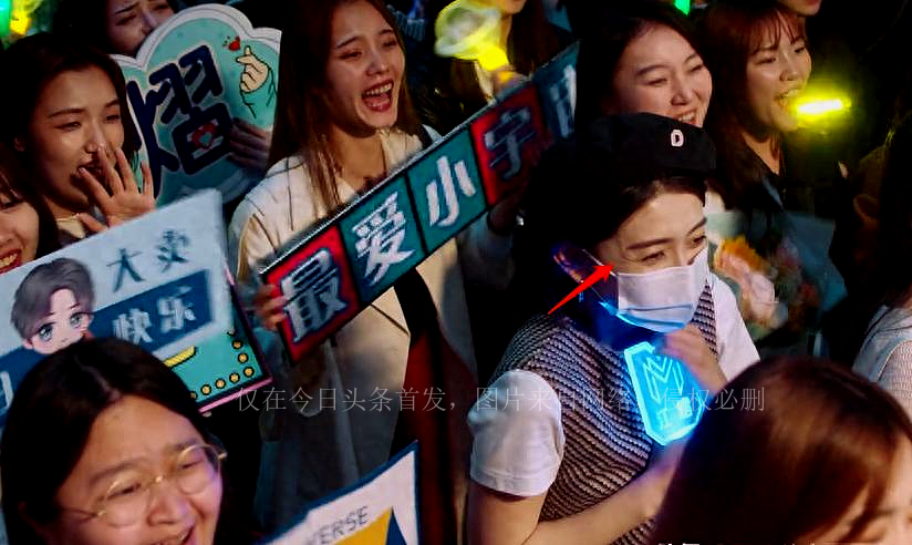 The actor's oily face and wrinkles are all exposed. How realistic is ...