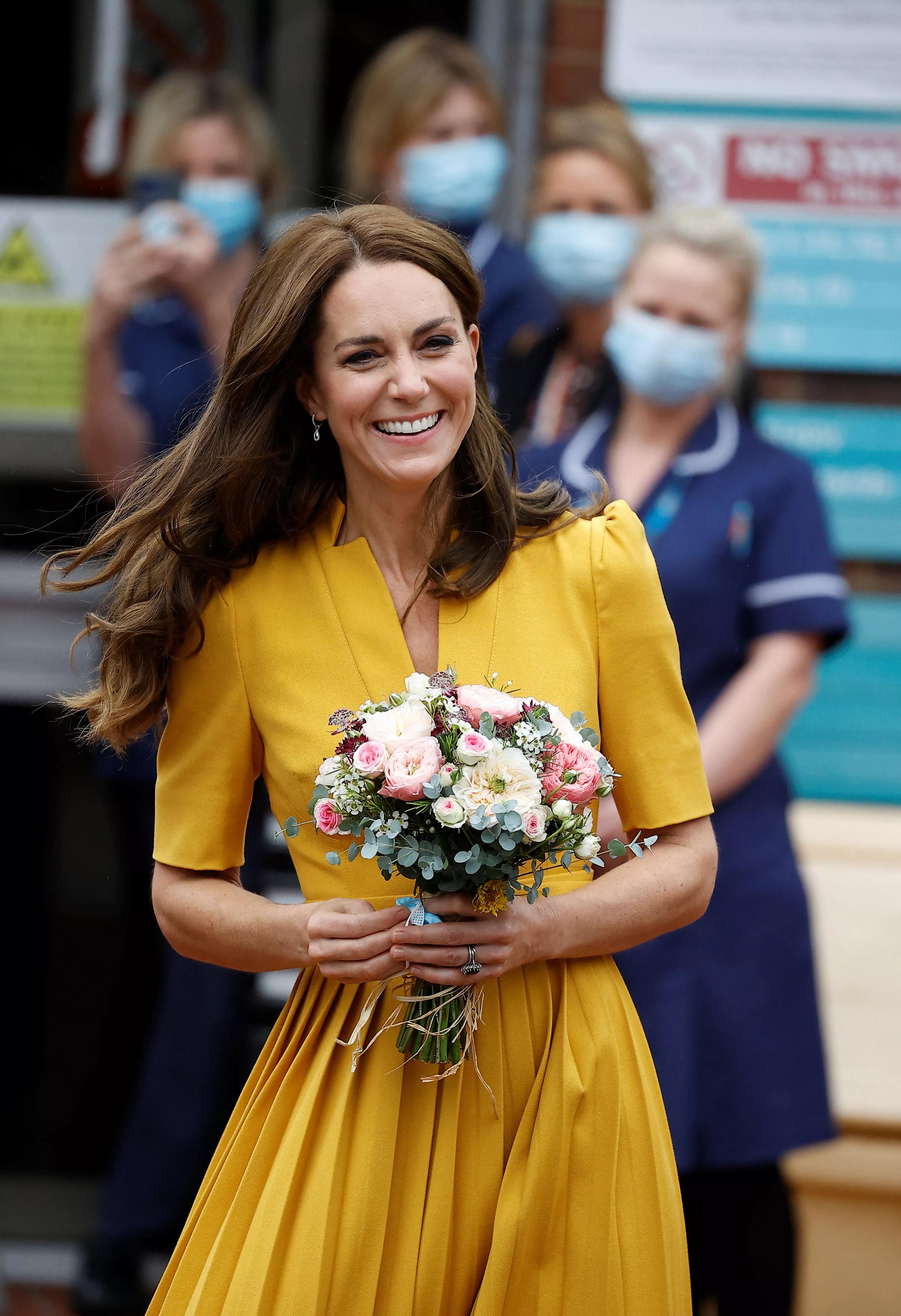 Princess Kate holds the baby, the mother's love is overwhelming ...