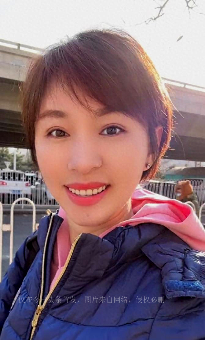 54-year-old Mao Ning plays with Ouyang Xiadan, his facial expression is ...