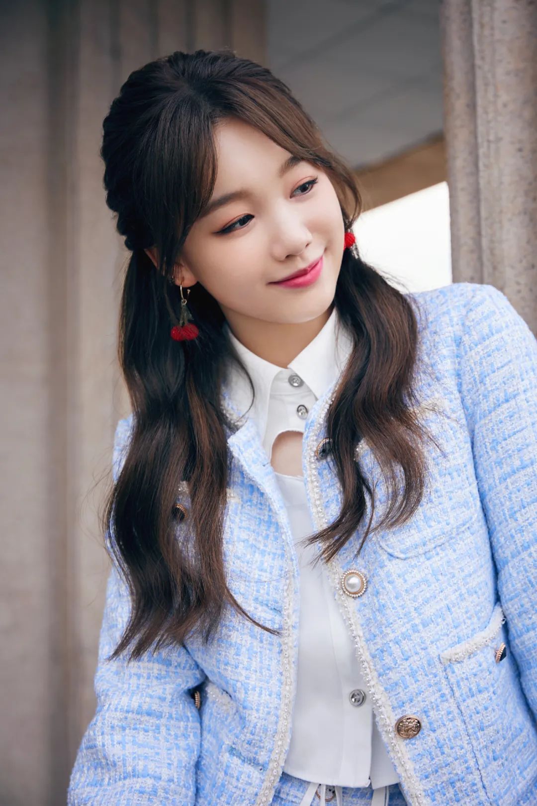 Is there any exaggeration in the ceiling of the first love face in ...