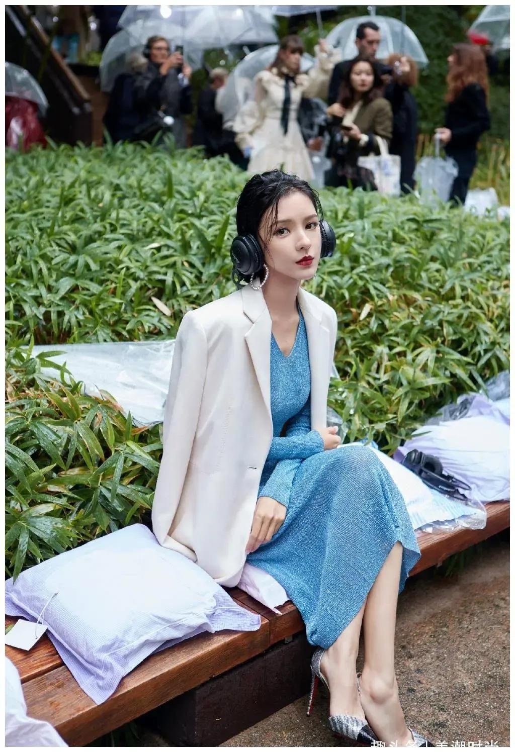 Zhang Yuxi is romantically watching the show in the rain, wearing a ...
