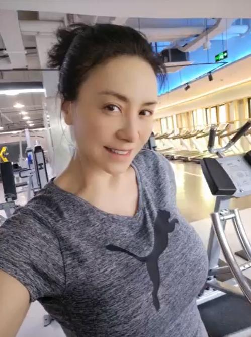 "Wind and Cloud" Tian Li is doing fitness without makeup, her frozen ...